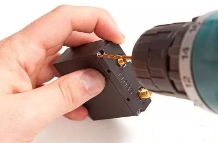 Dismantling FBI car tracking equipment and uncovering its mysterious ...