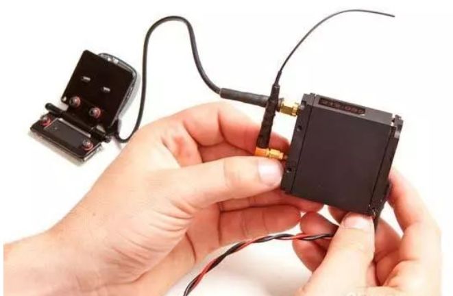 Dismantling FBI car tracking equipment and uncovering its mysterious ...