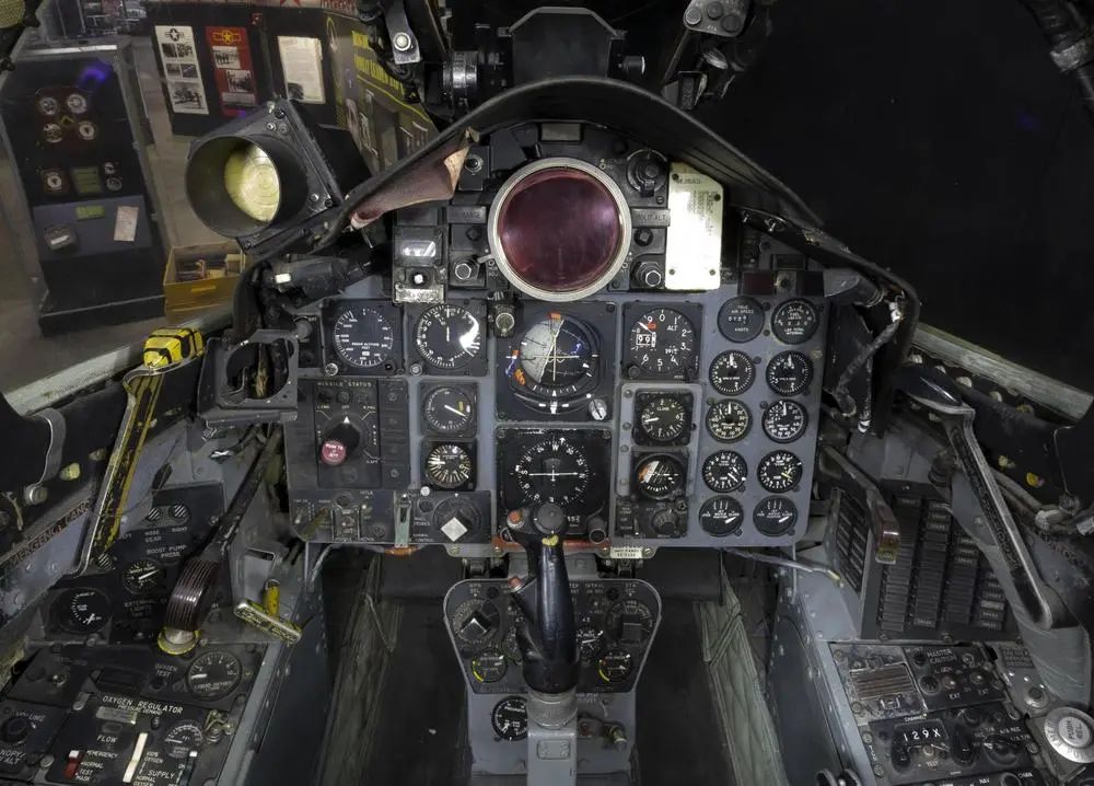 Disassembling the three-axis attitude indicator of the F-4 fighter jet ...